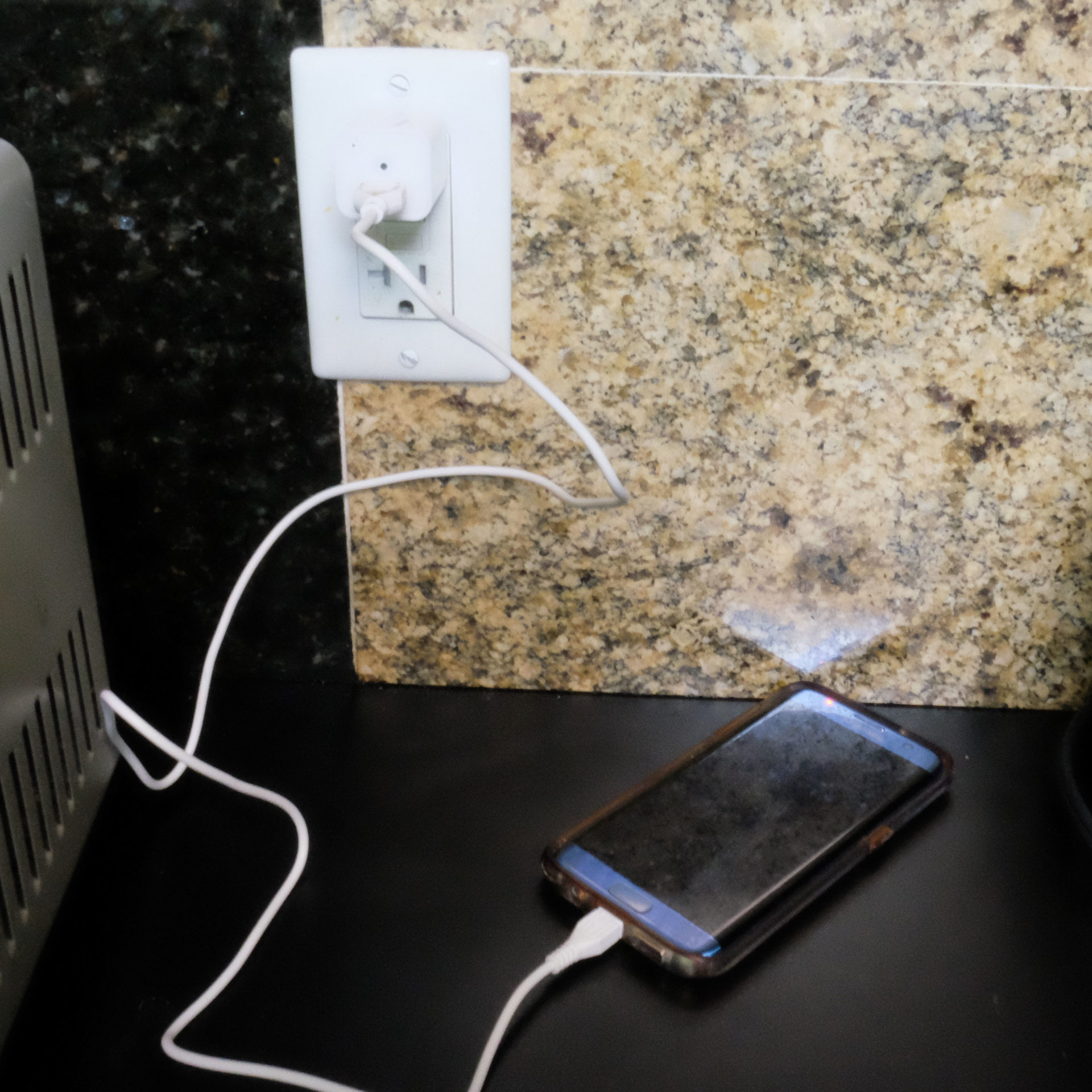 PHONE CHARGER HIDDEN CAMERA W/BUILT-IN MOTION-ACTIVATED DIGITAL VIDEO ...